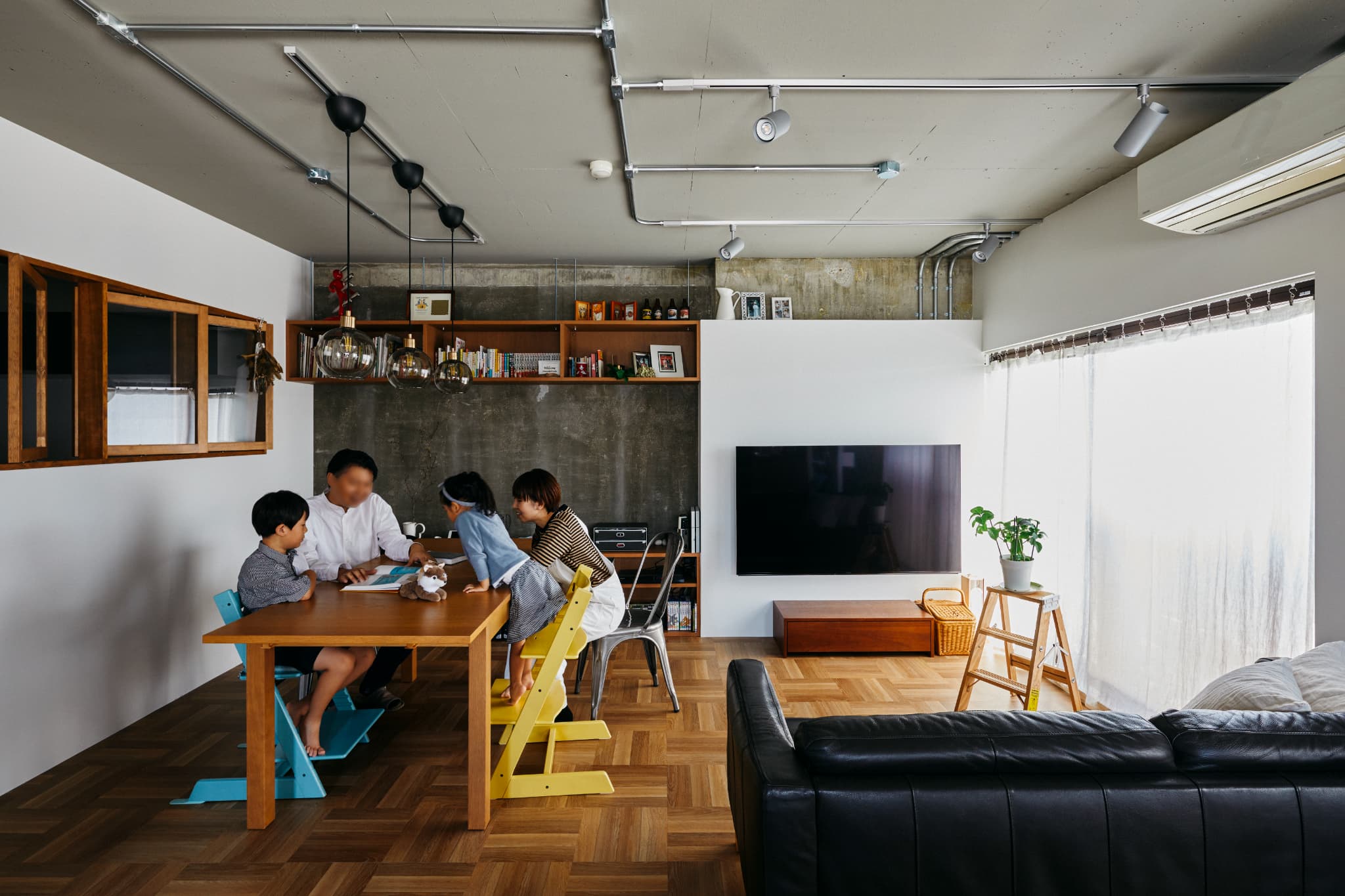 無骨さにレトロな雰囲気を織り交ぜたデザインリノベーション